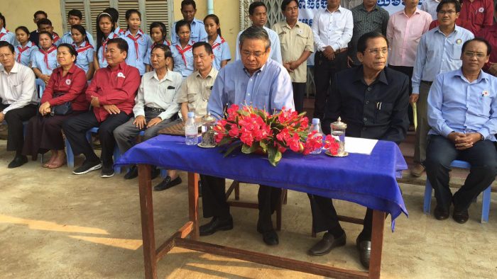 ឯកឧត្តម ឧបនាយករដ្ឋមន្ត្រី យឹម ឆៃលី នាំយកអំណោយចែកជូនដល់ ...