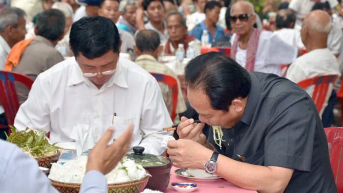 DPM Chea Sophara Eats Num Banchok with Local People in Kroch Chmar ...
